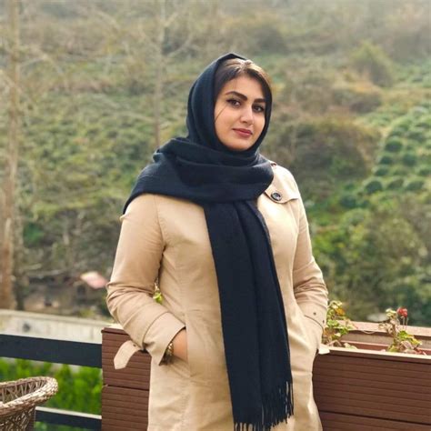 شعرهایی عاشقانه از چهار سو گفتی احساسِ به یغما برده داری، می‌خرم باغبانی و گلِ پژمرده داری، می