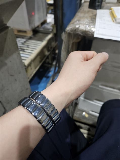 4조3교대 생산직 야간근무 건강팔찌 양쪽 착용하면서 안전근무중 패션 에펨코리아