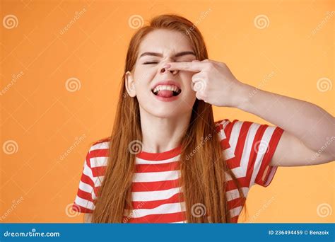 Tonta Niña Pelirroja Boba Por Hacer Nasal Con Lengua Inmadura