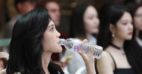 물 마시는 이부진 사장