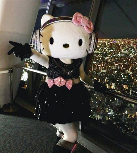 Dj Hello Kitty Wearing Her Trademark Pink Ribbon Thrills Teenagers In