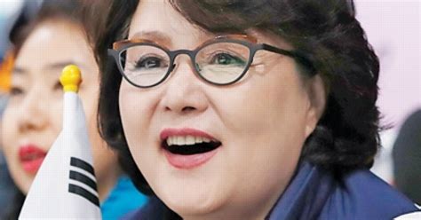 김정숙 여사 靑경호관에 수영 과외 받아”檢 수사 착수