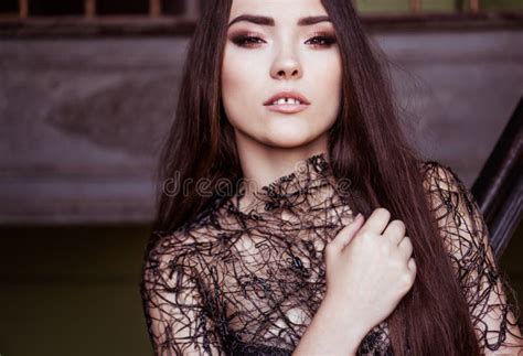 Ritratto Della Donna Di Modo Di Bellezza Che Indossa Cima Nera Con