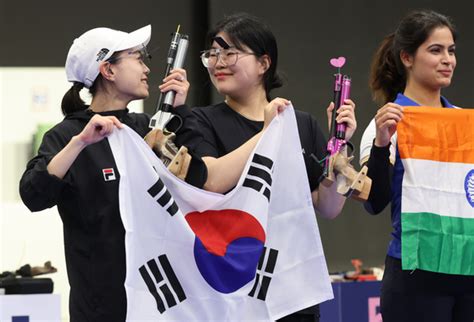 Koreas Kim Ye Ji Left And Oh Ye Jin Celebrate After Taking Silver