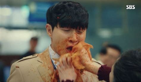 비행기에 ‘음식물 못 갖고 들어가게 한다고 공항 직원 얼굴에 ‘김치 비빈 할머니 인사이트