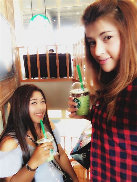 สตาบัค ภาชี Saima Khalid Cafe Mirror Selfie Selfie Scenes