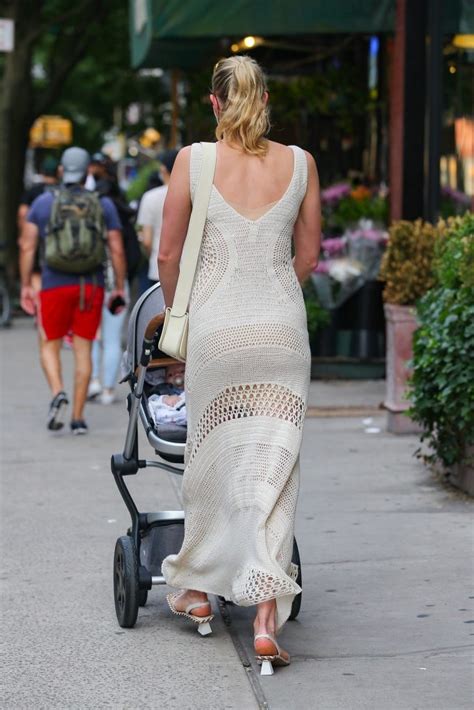 Karlie Kloss Braless On The Street After Pregnancy 20 Photos