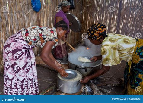 Mujeres Preparando Comida En Una Cocina Ruda Con Paredes De Palo En Un Campo Foto Editorial