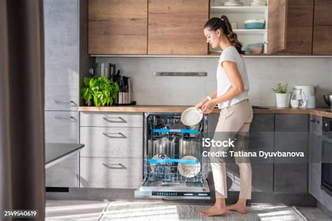한 여성이 식기세척기에서 깨끗한 도자기 접시를 꺼냅니다 가정용 및 유용한 기술 개념 식기세척기에 대한 스톡 사진 및 기타 이미지 식기세척기 주방용 기기 가정 생활