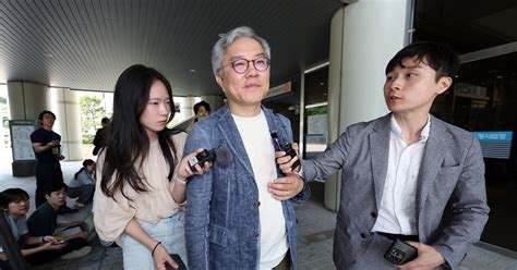 공판 종료 후 법원 나서는 최강욱 전 의원