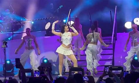 Kenia Os inició el K Tour en el Auditorio Nacional cantando Como la flor de Selena