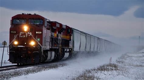 Kcs Sd70 Cp 9829 Leads Cp 300 Grain Emptys East Near Dalemead Ab