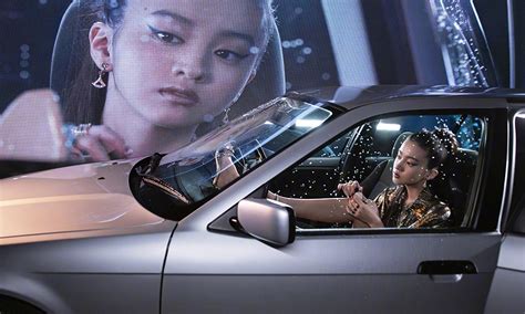 易烊千玺、木村光希新杂志大片，上演神秘侦探香车美女二人组！时尚