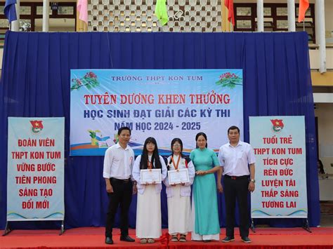 Đoàn Trường THPT Kon Tum - Em Phạm Văn Thanh Giàu - Lớp 12E1 Trường THPT Kon Tum đang diễn giải ...