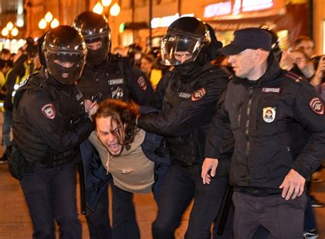 Russians Protesting A Mile From Kremlin Send Putin To The Trenches