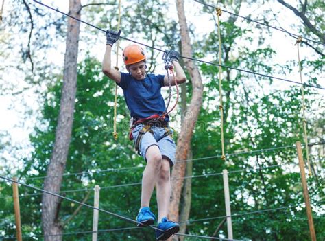Sportlicher Junger Netter Junge Im Wei En T Shirt Verbringt Seine Zeit Im Abenteuerseilpark Im