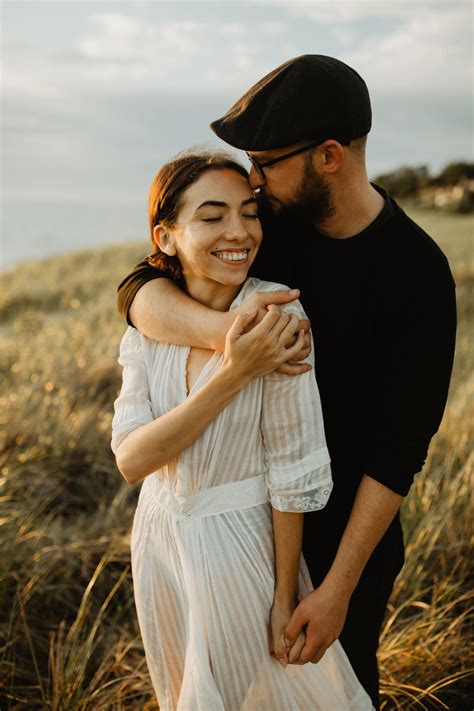 14 Outdoor Couple Poses For Unforgettable Portraits Artofit