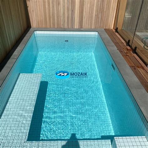 Keramik Mozaik Putih Untuk Tampilan Kolam Lebih Mewah