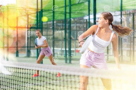 Una Joven Padel Entrenador De Tenis En La Pista Exterior Imagen De