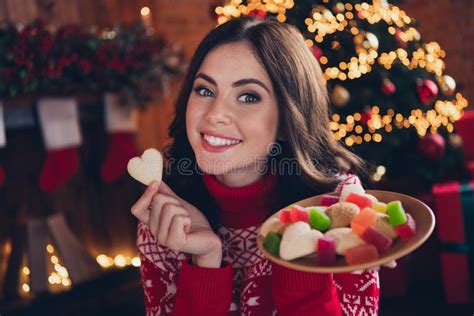 Foto De Mujer Bonita Positiva Toothy Sonrisa Brazo Sujetar El Plato De Galletas Disfrutar De La