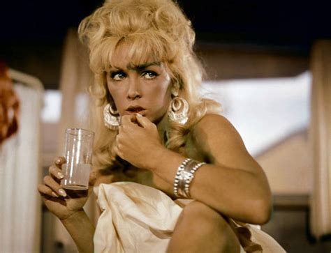 1191 Fotos E Imágenes De Alta Resolución De Stella Stevens Getty Images