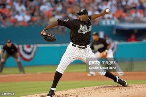 84 Philadelphia Phillies Dontrelle Willis Photos And High Res Pictures Getty Images