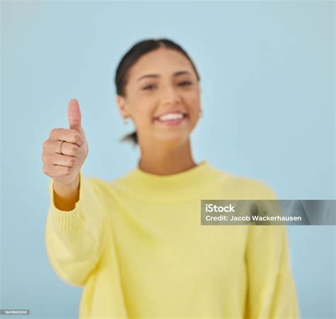 행복한 여자 초상화와 좋은 직업 승인 또는 스튜디오 배경에 대한 승리에 대한 엄지 손가락 여성 사람은 이모티콘 예 서명 또는