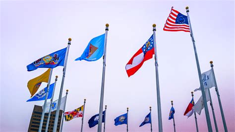 Las Banderas De Los 13 Estados Que Firmaron La Declaración De
