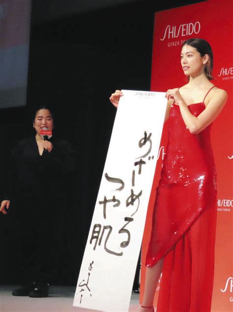 森星、 真っ赤なドレス姿で書き初め披露 「今年は心も肌もつややかに目覚めるように」：中日スポーツ・東京中日スポーツ