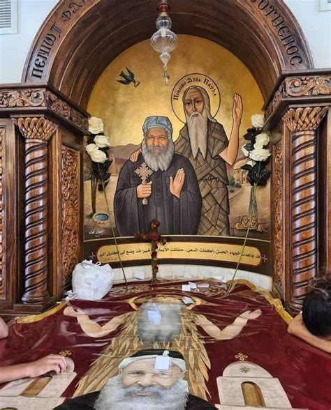 جسد القديس العظيم ابونا فانوس Icoon