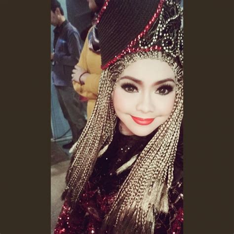 Hijab Nyentrik Ala Iyeth Bustami Nggak Ada Duanya