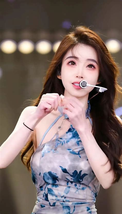 网红冯提莫直播间换装被封，网友质疑其“擦边” 娱乐新闻 温哥华天空 Vansky