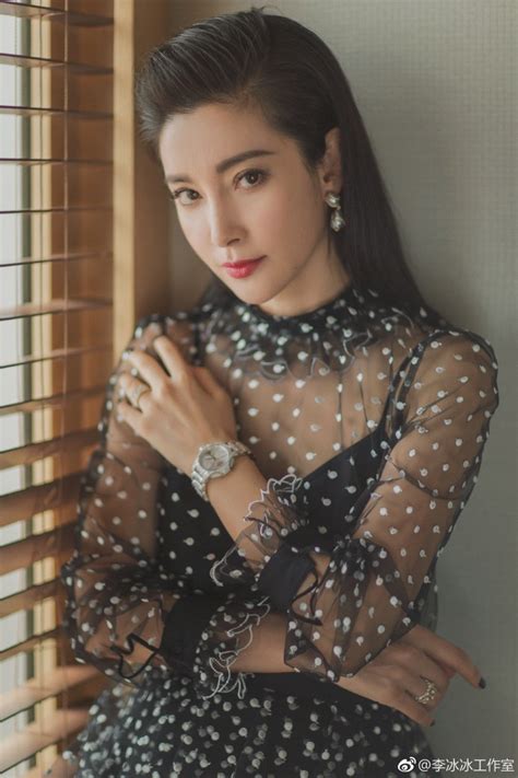 李冰冰穿波点提花纱裙解锁新造型 烈焰红唇释放成熟魅力娱乐环球网