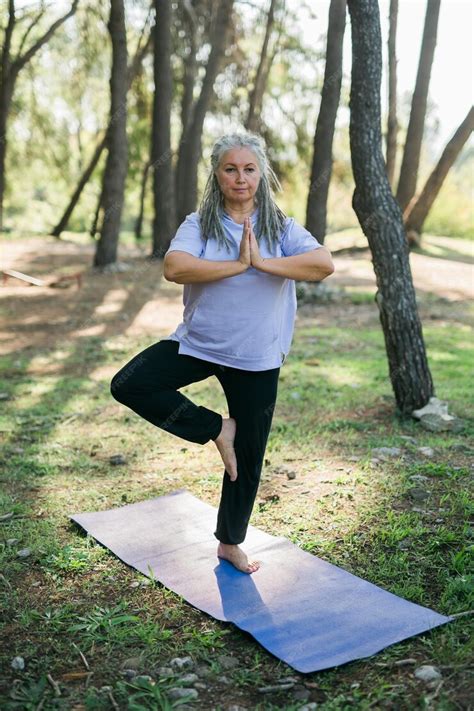 Reife Alte Frau Mit Dreadlocks Die Yoga Und Tai Chi Im Freien