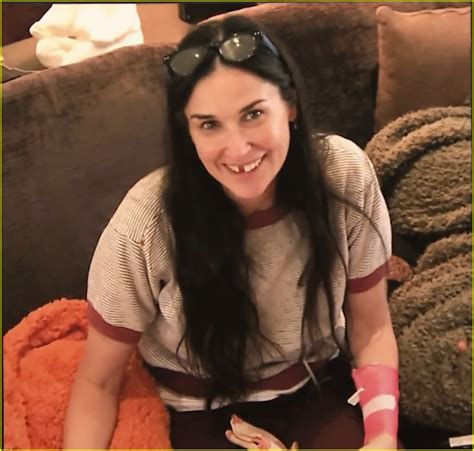 Demi Moore Is Missing Her Two Front Teeth Photo Photo 3913767 Demi