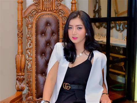 Profil Biodata Pratiwi Noviyanthi Pramugari Cantik Populer Jadi