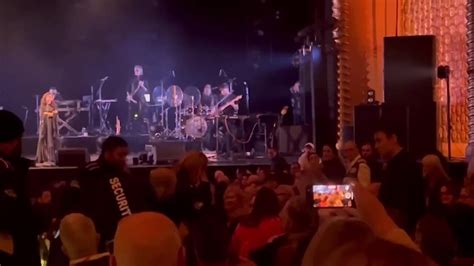 Tina Arena Berates Fans For Daring To Use The Bathroom During Chaotic Live Show Daily Telegraph