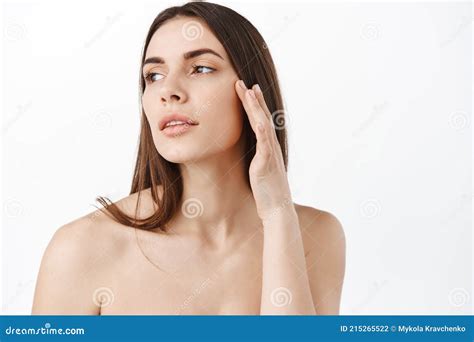 Retrato De Uma Jovem E Bela Mulher Com Pele Lisa Perfeita Modelo Feminino Que Toca Sob A Pele