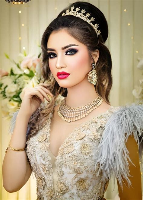 Pin By Celeste Bancheri On Chic Outfits Spring Brunette Beauty Chic Outfits Spring Skin