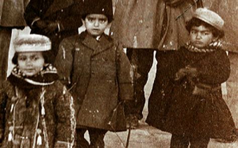 نوه‌های ناصرالدین شاه در کنار برده‌های سیاهپوست