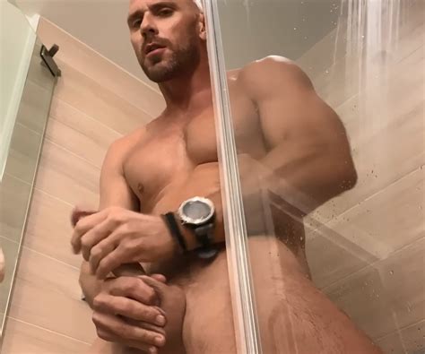 Vestiário Bald Hunk Daddy Solo In Shower Room