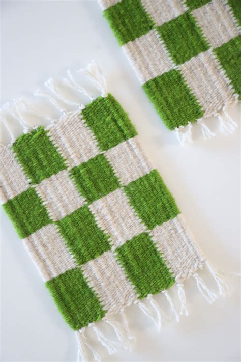 El Juego Checkered Coaster Set In Green And White Tierra Y Mano