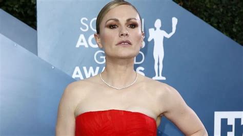 La Actriz Anna Paquin Reapareció Usando Un Bastón Y Abordó Sus