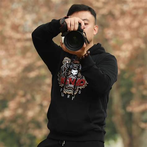 他们能用双手触摸光明却终日在黑暗中泪流满面 残疾人 盲人 贫困儿童 上学 By 人间故事 Facebook