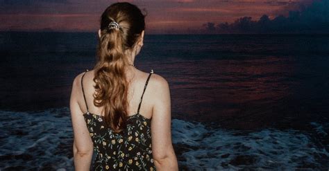 검정 드레스 경치가 좋은 고독 고요한 고요함 구름 그림 같은 꽃무늬 드레스 낭만적인 뒷모습 마음가짐 명상 모험 목가적인 물 바다 반사 사람