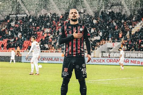 В Турции футболист сборной Азербайджана забил два гола В первом матче