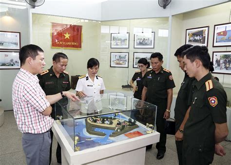 Đoàn cán bộ Bảo tàng Quân đội nhân dân Lào trao đổi nghiệp vụ với B Báo Hải Quân Việt Nam