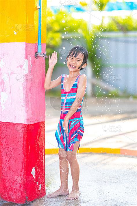 小女孩在玩完游泳后，用水龙头淋浴洗澡