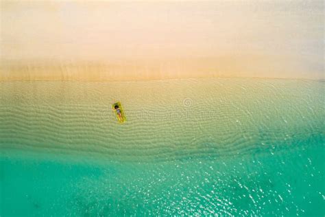 Vogelperspektive Der D Nnen Frauenschwimmens Auf Der Schwimmenmatratze Im Transparenten T