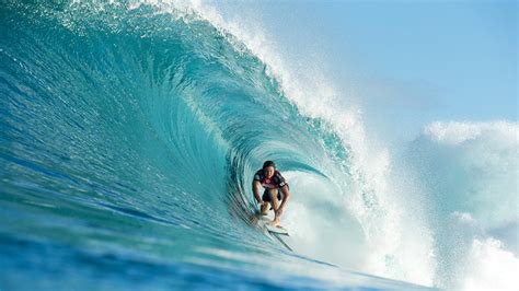 At The Pipeline Quiksilver Surfer Reef Mcintosh Runs The Show Sports